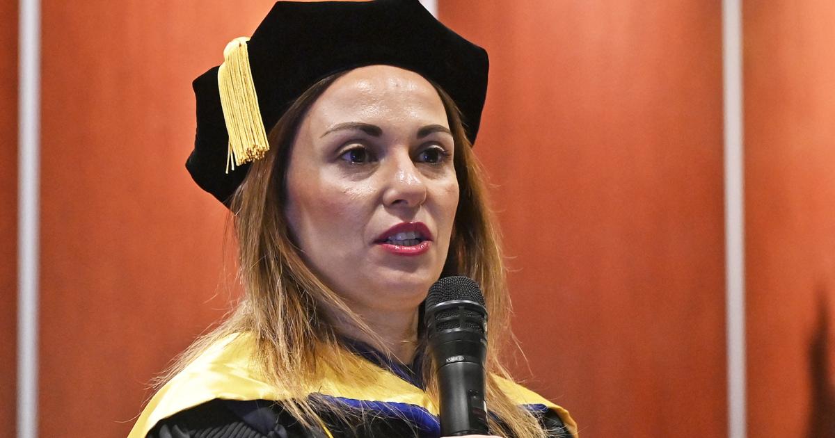 Georgia Gwinnett College presents outstanding teaching award, other ...